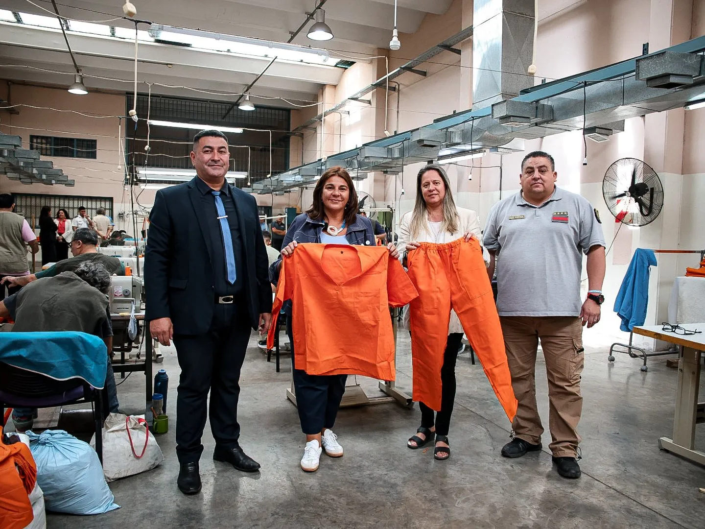 "Orden, disciplina y trabajo": así fabrican los presos los uniformes ...