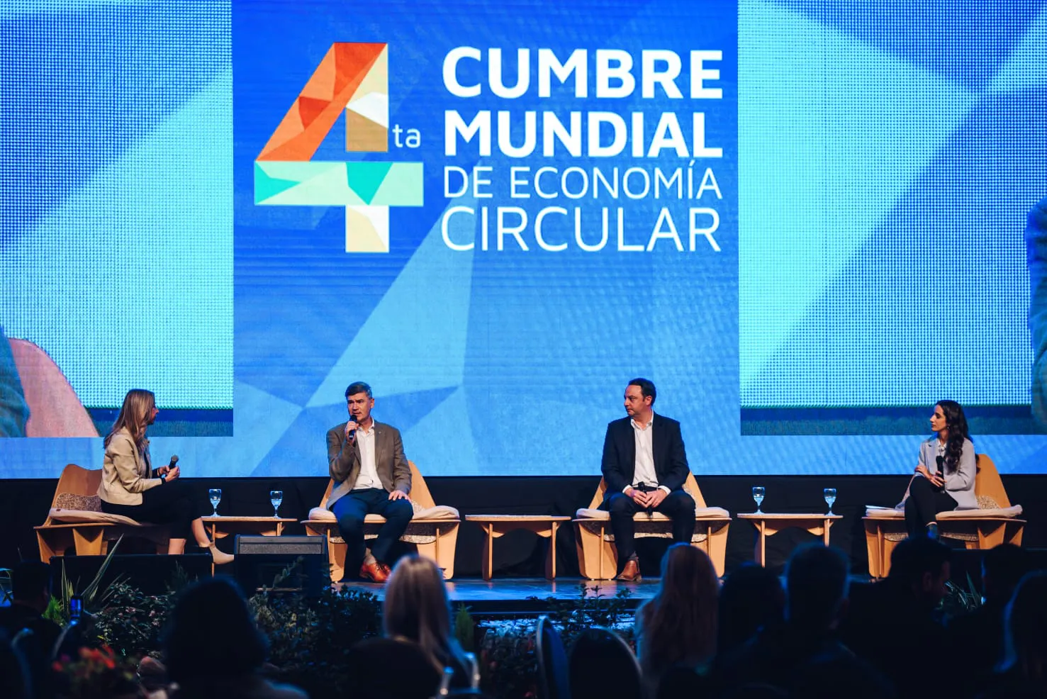 Con éxito, el fin de semana XL tuvo la IV Cumbre Mundial de Economía ...